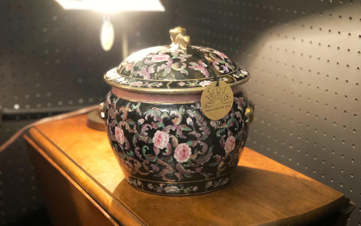 Kamcheng Covered Porcelain Jar – SOLD